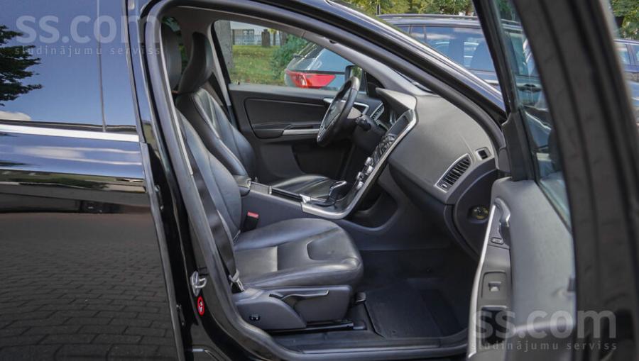 Black Volvo XC60 2016 in Riga, with an engine capacity of 2.00 L and mileage of 238 thousand km for 11450 €, photo 15 on AUTOMOTO.COM.LV