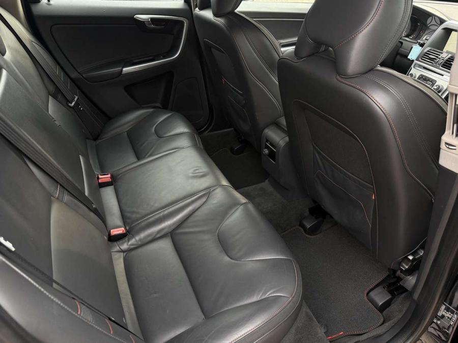 Black Volvo XC60 2016 in Taurage, with an engine capacity of 1.97 L and mileage of 254 thousand km for 9900 €, photo 15 on AUTOMOTO.COM.LV