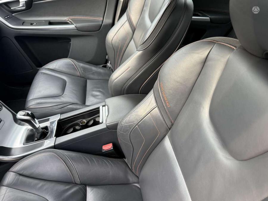 Black Volvo XC60 2016 in Taurage, with an engine capacity of 1.97 L and mileage of 254 thousand km for 9900 €, photo 16 on AUTOMOTO.COM.LV