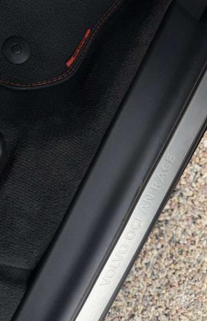 Black Volvo XC60 2016 in Taurage, with an engine capacity of 1.97 L and mileage of 254 thousand km for 9900 €, photo 24 on AUTOMOTO.COM.LV