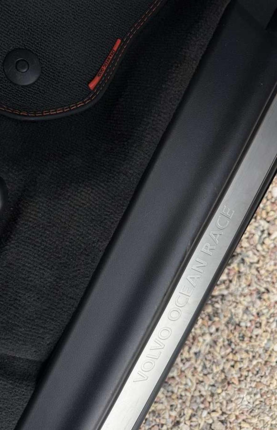 Black Volvo XC60 2016 in Taurage, with an engine capacity of 1.97 L and mileage of 254 thousand km for 9900 €, photo 24 on AUTOMOTO.COM.LV