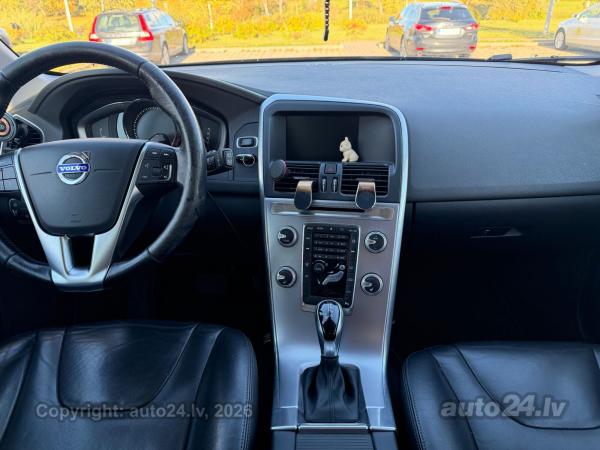 Volvo XC60 2016 Tallina vietnē Melns Volvo XC60 2016 Tallina, ar dzinēja tilpumu 2.00 L un nobraukumu 306 tūkst. km par 16500 €, foto 10 vietnē AUTOMOTO.COM.LV