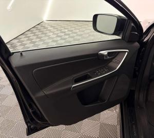 Melns Volvo XC60 2017 Marijampole, ar dzinēja tilpumu 1.97 L un nobraukumu 254 tūkst. km par 14650 €, foto 13 vietnē AUTOMOTO.COM.LV