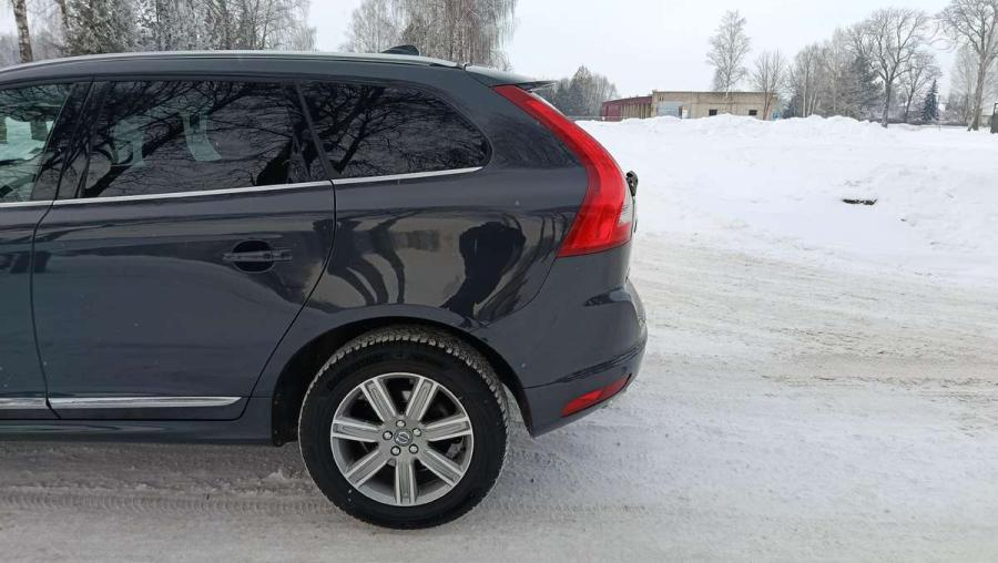 Black Volvo XC60 2017 in Taurage, with an engine capacity of 2.40 L and mileage of 190 thousand km for 16300 €, photo 6 on AUTOMOTO.COM.LV