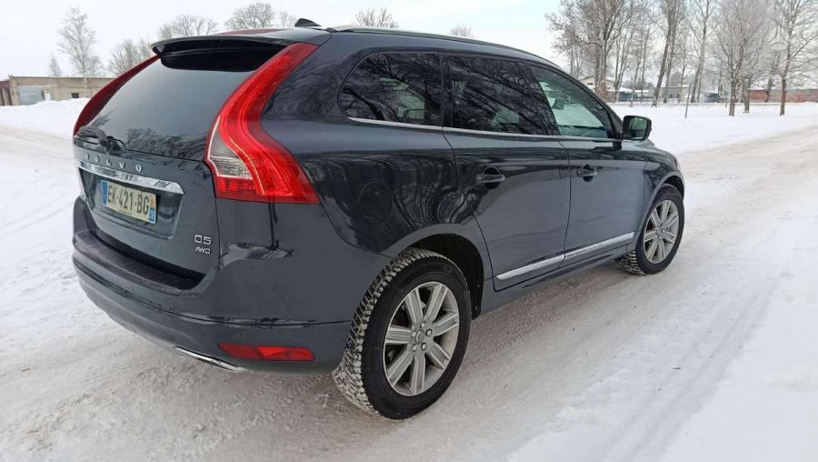 Black Volvo XC60 2017 in Taurage, with an engine capacity of 2.40 L and mileage of 190 thousand km for 16300 €, photo 11 on AUTOMOTO.COM.LV