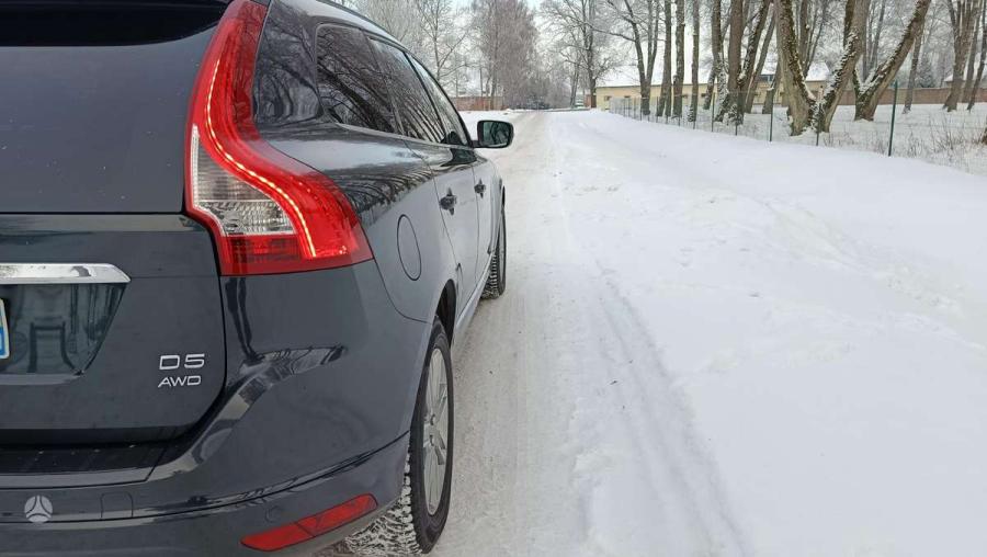 Black Volvo XC60 2017 in Taurage, with an engine capacity of 2.40 L and mileage of 190 thousand km for 16300 €, photo 12 on AUTOMOTO.COM.LV