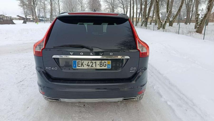 Black Volvo XC60 2017 in Taurage, with an engine capacity of 2.40 L and mileage of 190 thousand km for 16300 €, photo 14 on AUTOMOTO.COM.LV