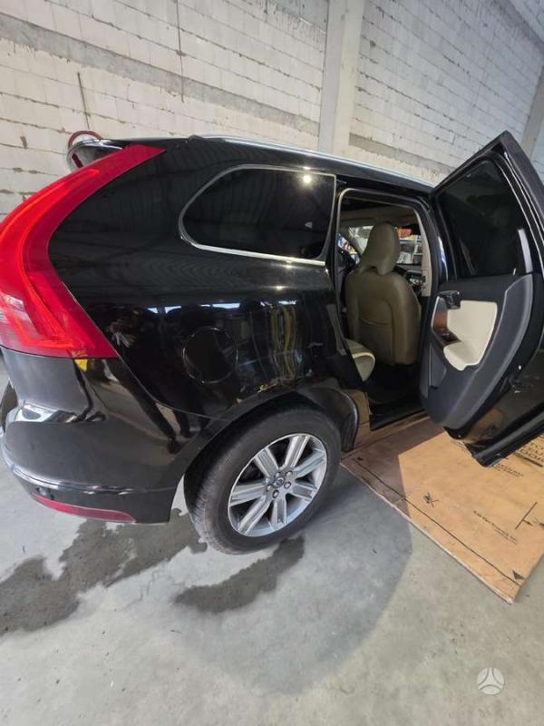 Black Volvo XC60 2017 in Klaipeda, with an engine capacity of 1.97 L and mileage of 200 thousand km for 8700 €, photo 8 on AUTOMOTO.COM.LV