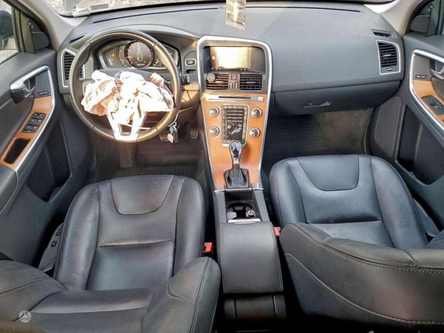 Black Volvo XC60 2017 in Klaipeda, with an engine capacity of 1.97 L and mileage of 184 thousand km for 7700 €, photo 8 on AUTOMOTO.COM.LV