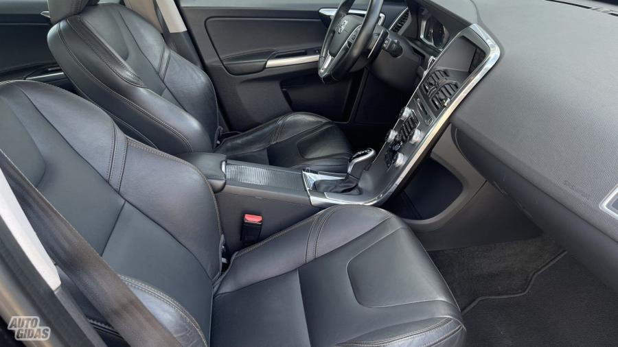 Black Volvo XC60 2017 in Marijampole, with an engine capacity of 2.40 L and mileage of 280 thousand km for 14990 €, photo 12 on AUTOMOTO.COM.LV