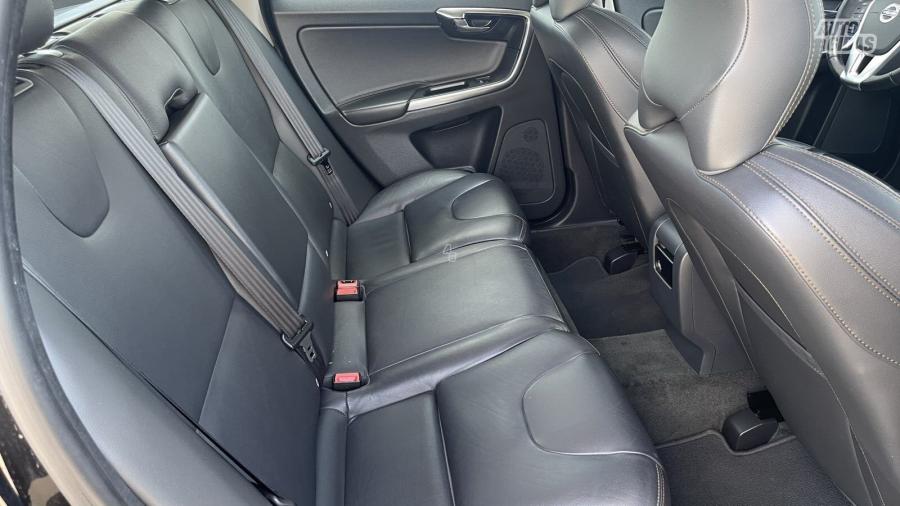 Black Volvo XC60 2017 in Marijampole, with an engine capacity of 2.40 L and mileage of 280 thousand km for 14990 €, photo 13 on AUTOMOTO.COM.LV