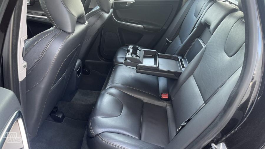 Black Volvo XC60 2017 in Marijampole, with an engine capacity of 2.40 L and mileage of 280 thousand km for 14990 €, photo 18 on AUTOMOTO.COM.LV