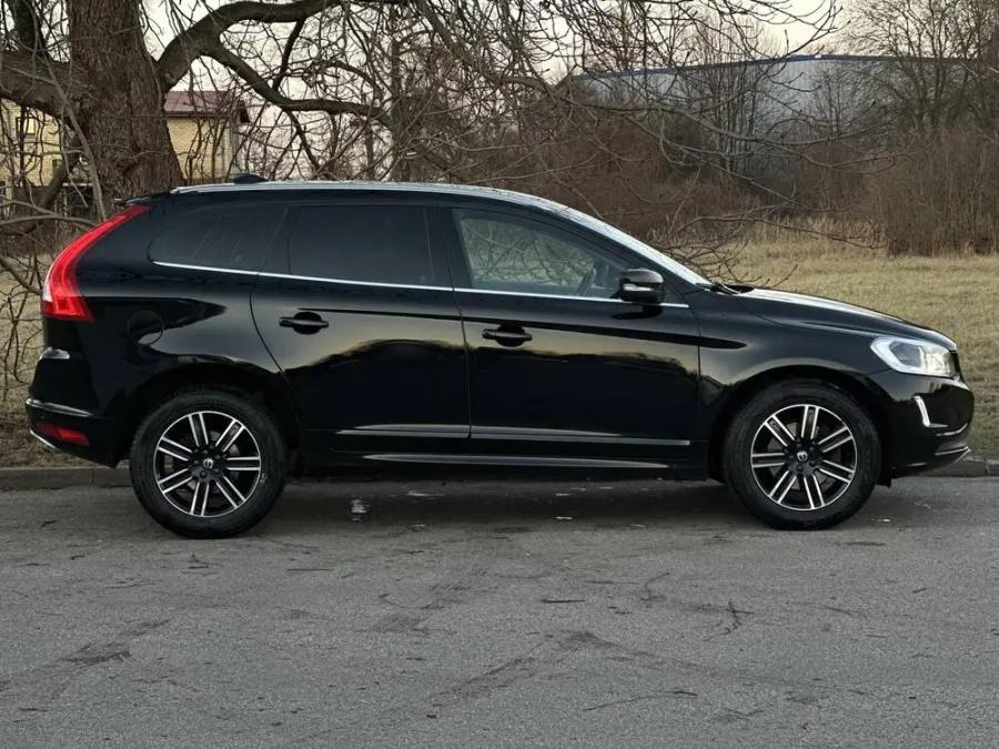 Black Volvo XC60 2017 in Riga, with an engine capacity of 2.40 L and mileage of 208 thousand km for 14500 €, photo 6 on AUTOMOTO.COM.LV