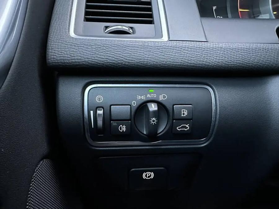 Black Volvo XC60 2017 in Riga, with an engine capacity of 2.40 L and mileage of 208 thousand km for 14500 €, photo 12 on AUTOMOTO.COM.LV