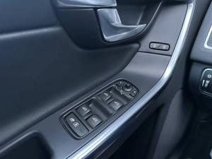 Black Volvo XC60 2017 in Riga, with an engine capacity of 2.40 L and mileage of 208 thousand km for 14500 €, photo 14 on AUTOMOTO.COM.LV