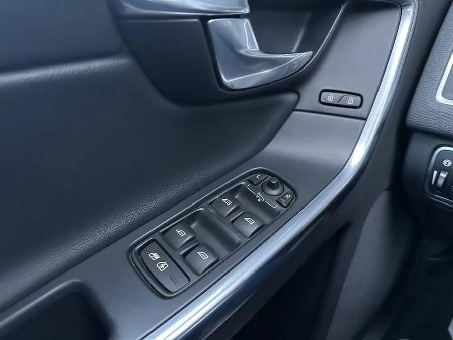 Black Volvo XC60 2017 in Riga, with an engine capacity of 2.40 L and mileage of 208 thousand km for 14500 €, photo 14 on AUTOMOTO.COM.LV