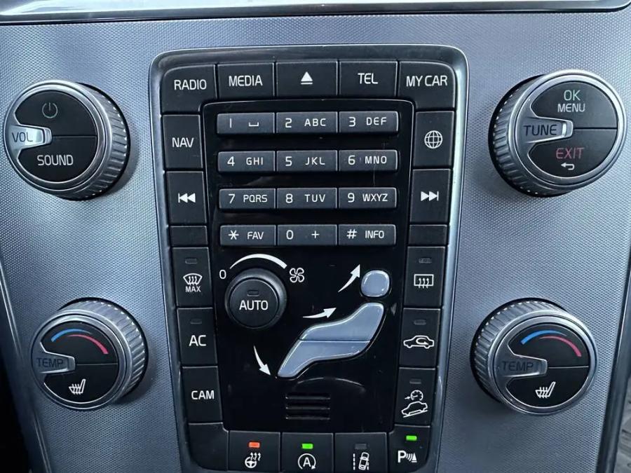 Black Volvo XC60 2017 in Riga, with an engine capacity of 2.40 L and mileage of 208 thousand km for 14500 €, photo 19 on AUTOMOTO.COM.LV