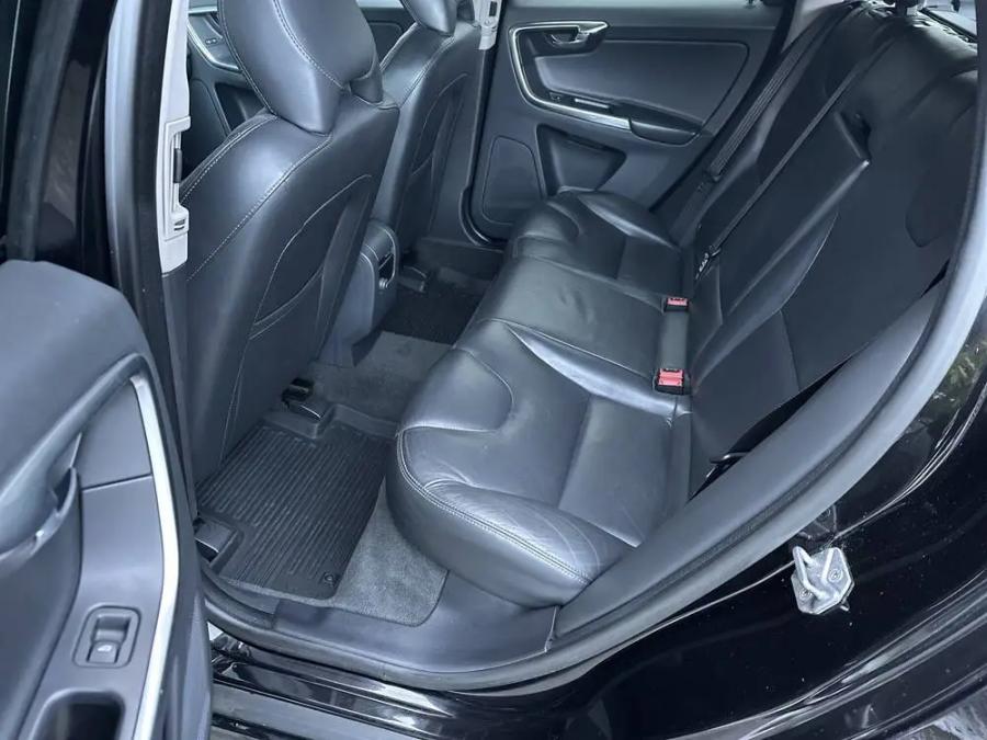 Black Volvo XC60 2017 in Riga, with an engine capacity of 2.40 L and mileage of 208 thousand km for 14500 €, photo 26 on AUTOMOTO.COM.LV