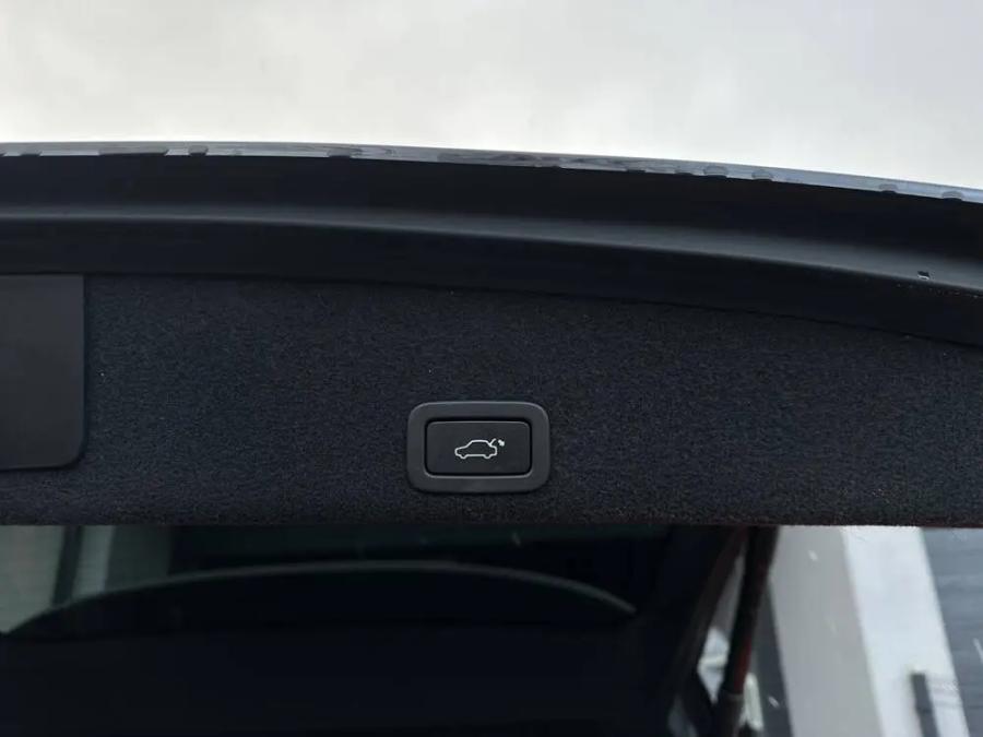 Black Volvo XC60 2017 in Riga, with an engine capacity of 2.40 L and mileage of 208 thousand km for 14500 €, photo 28 on AUTOMOTO.COM.LV