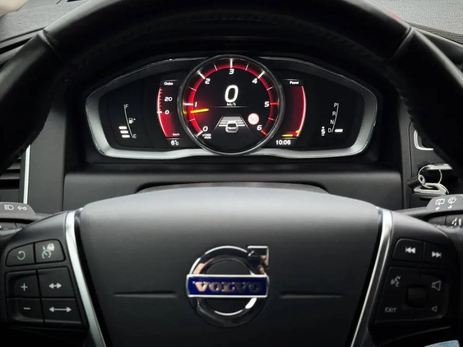 Black Volvo XC60 2017 in Riga, with an engine capacity of 2.40 L and mileage of 279 thousand km for 8200 €, photo 12 on AUTOMOTO.COM.LV
