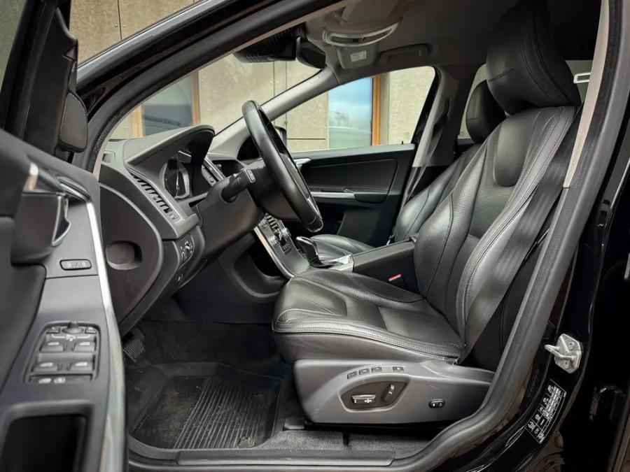 Black Volvo XC60 2017 in Riga, with an engine capacity of 2.40 L and mileage of 279 thousand km for 8200 €, photo 13 on AUTOMOTO.COM.LV