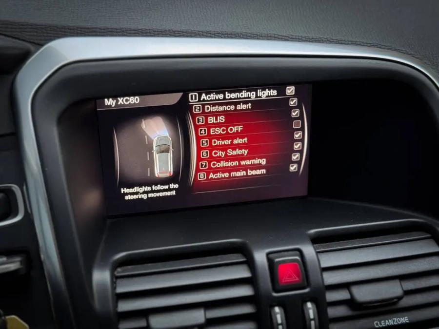 Black Volvo XC60 2017 in Riga, with an engine capacity of 2.40 L and mileage of 279 thousand km for 8200 €, photo 15 on AUTOMOTO.COM.LV