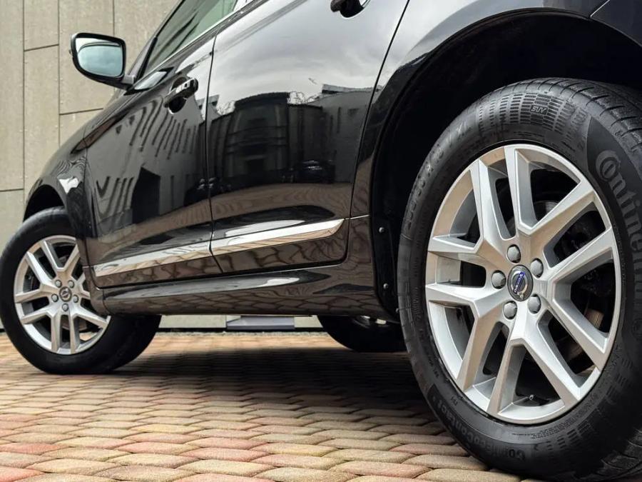 Black Volvo XC60 2017 in Riga, with an engine capacity of 2.40 L and mileage of 279 thousand km for 8200 €, photo 18 on AUTOMOTO.COM.LV
