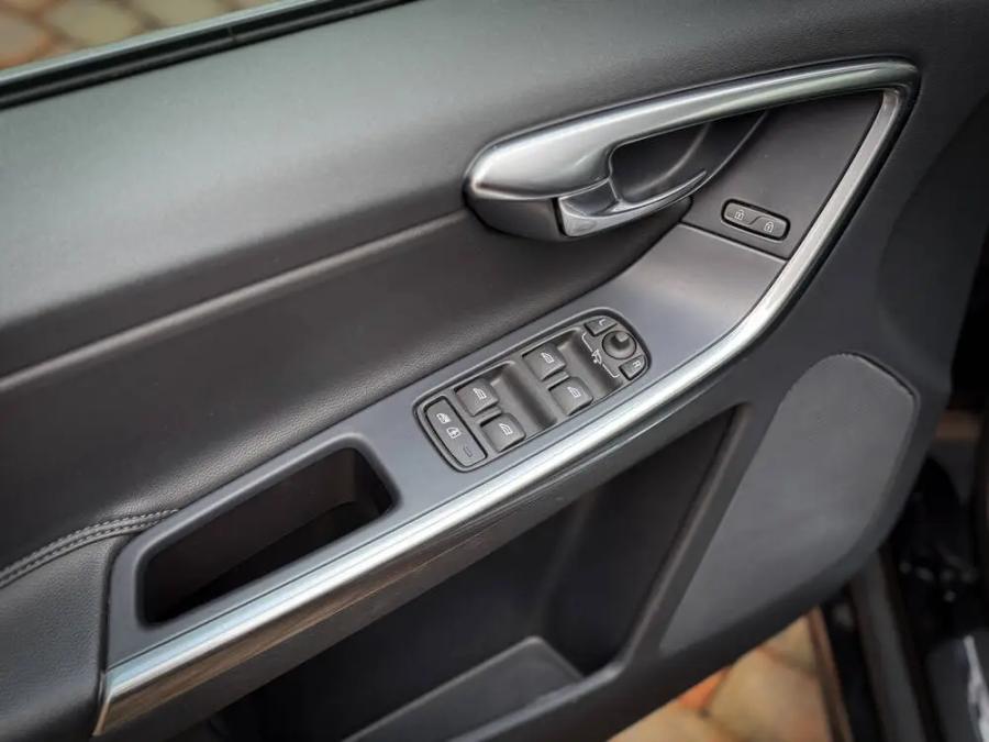 Black Volvo XC60 2017 in Riga, with an engine capacity of 2.40 L and mileage of 279 thousand km for 8200 €, photo 19 on AUTOMOTO.COM.LV