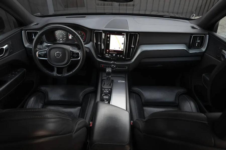 Black Volvo XC60 2017 in Jelgava, with an engine capacity of 2.00 L and mileage of 220 thousand km for 21700 €, photo 8 on AUTOMOTO.COM.LV