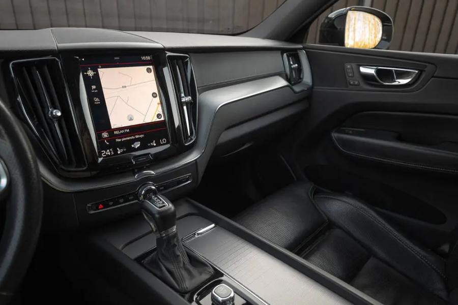Black Volvo XC60 2017 in Jelgava, with an engine capacity of 2.00 L and mileage of 220 thousand km for 21700 €, photo 9 on AUTOMOTO.COM.LV