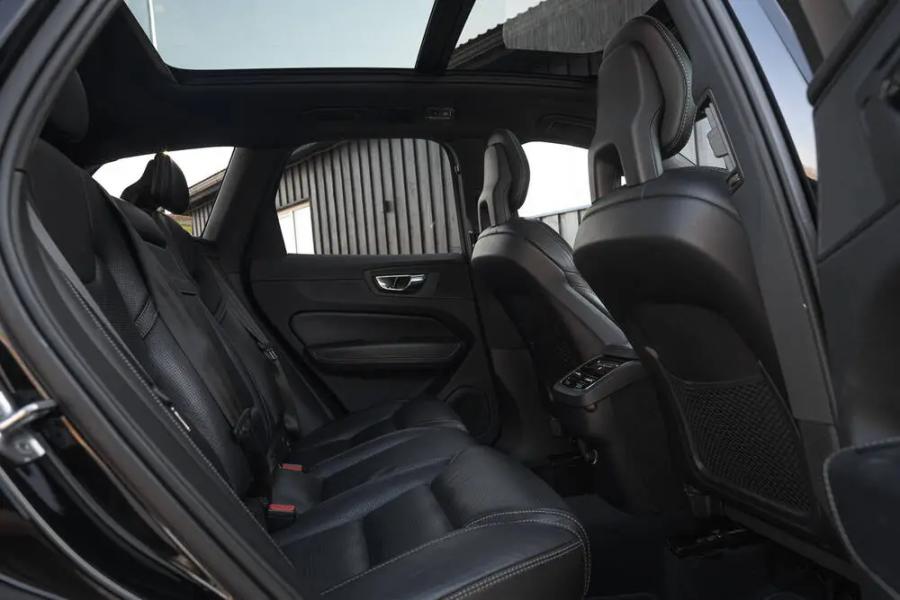 Black Volvo XC60 2017 in Jelgava, with an engine capacity of 2.00 L and mileage of 220 thousand km for 21700 €, photo 13 on AUTOMOTO.COM.LV