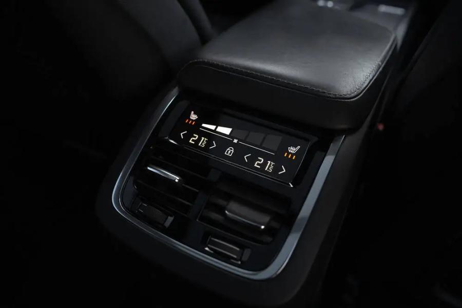 Black Volvo XC60 2017 in Jelgava, with an engine capacity of 2.00 L and mileage of 220 thousand km for 21700 €, photo 14 on AUTOMOTO.COM.LV