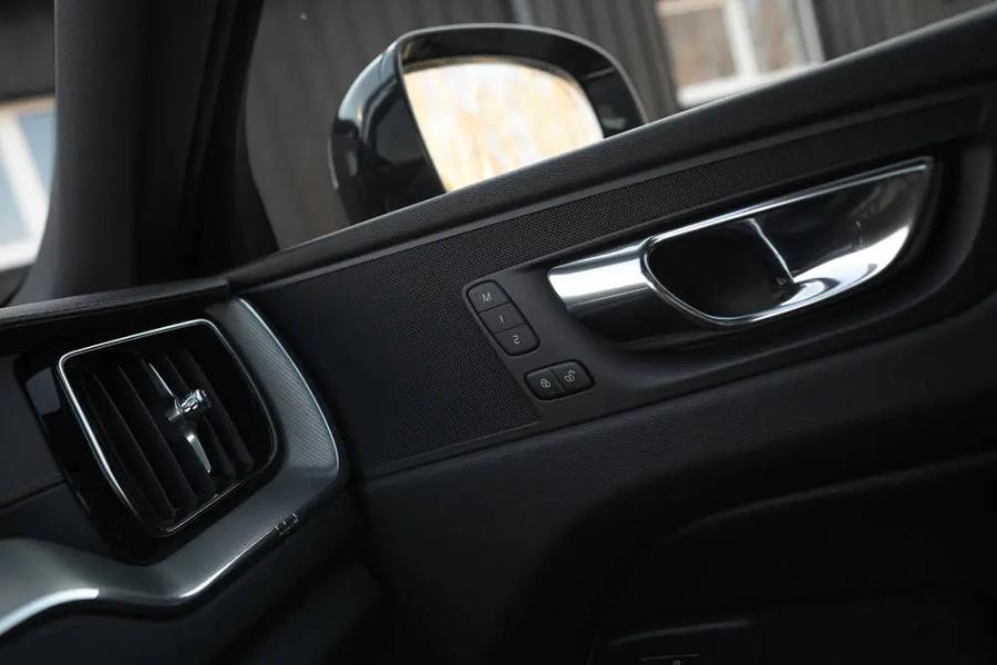 Black Volvo XC60 2017 in Jelgava, with an engine capacity of 2.00 L and mileage of 220 thousand km for 21700 €, photo 17 on AUTOMOTO.COM.LV