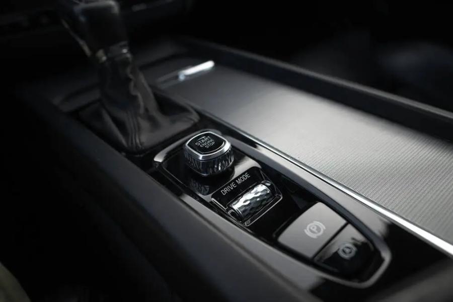 Black Volvo XC60 2017 in Jelgava, with an engine capacity of 2.00 L and mileage of 220 thousand km for 21700 €, photo 21 on AUTOMOTO.COM.LV