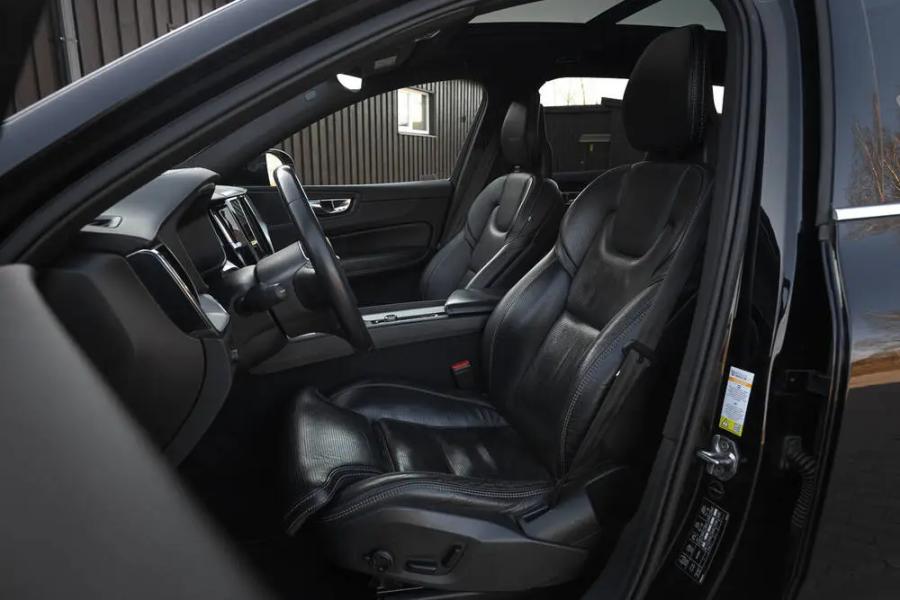 Black Volvo XC60 2017 in Jelgava, with an engine capacity of 2.00 L and mileage of 220 thousand km for 21700 €, photo 31 on AUTOMOTO.COM.LV