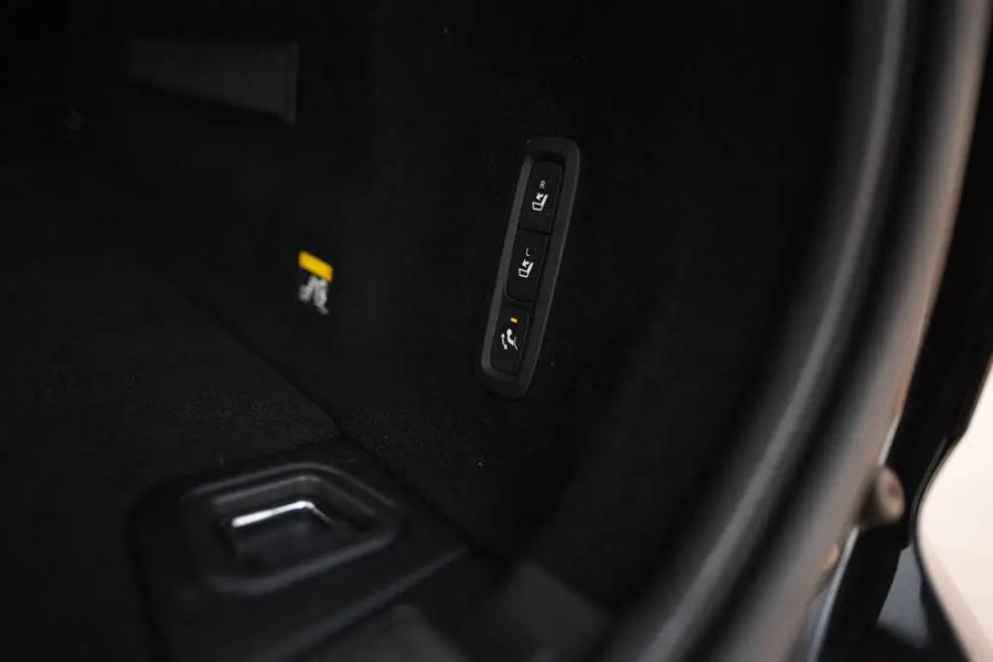 Black Volvo XC60 2017 in Jelgava, with an engine capacity of 2.00 L and mileage of 220 thousand km for 21700 €, photo 33 on AUTOMOTO.COM.LV