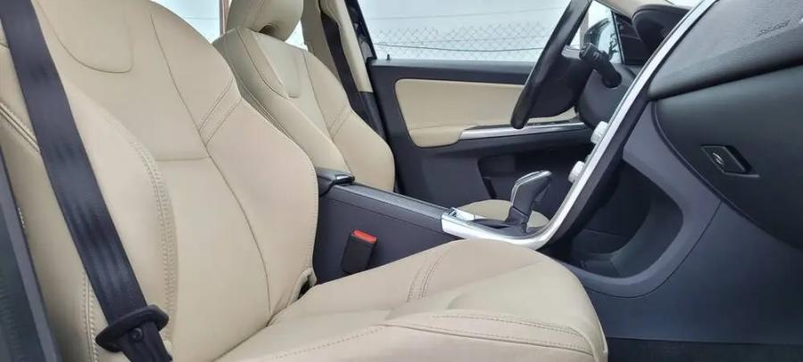 Black Volvo XC60 2017 in Riga, with an engine capacity of 2.00 L and mileage of 219 thousand km for 11500 €, photo 13 on AUTOMOTO.COM.LV