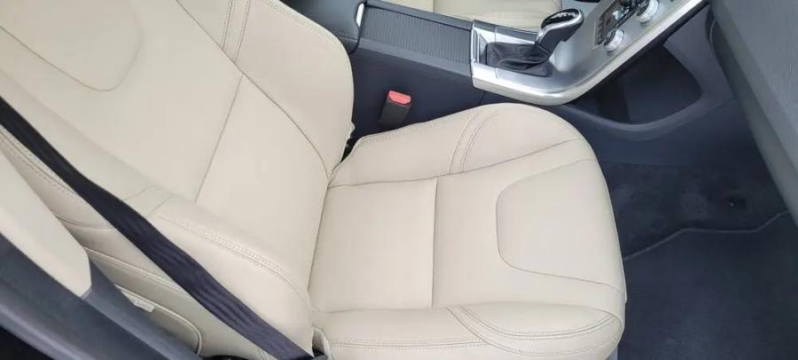 Black Volvo XC60 2017 in Riga, with an engine capacity of 2.00 L and mileage of 219 thousand km for 11500 €, photo 14 on AUTOMOTO.COM.LV
