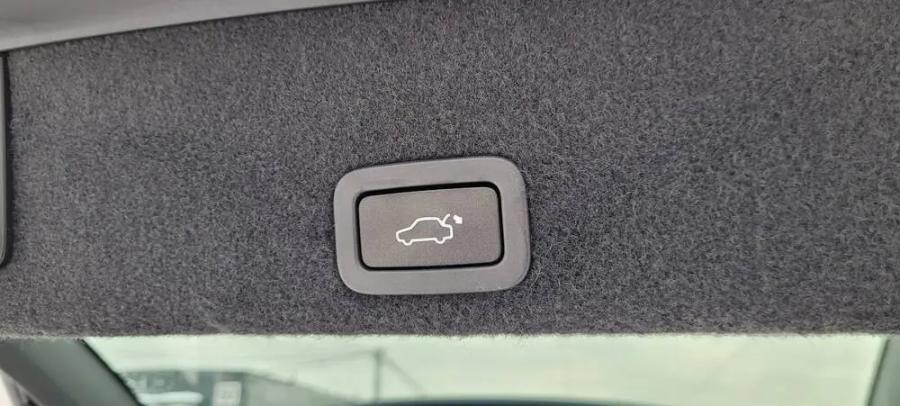 Black Volvo XC60 2017 in Riga, with an engine capacity of 2.00 L and mileage of 219 thousand km for 11500 €, photo 17 on AUTOMOTO.COM.LV
