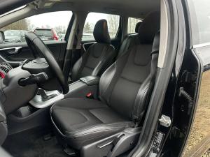 Black Volvo XC60 2017 in Jelgava, with an engine capacity of 2.40 L and mileage of 263 thousand km for 13990 €, photo 8 on AUTOMOTO.COM.LV