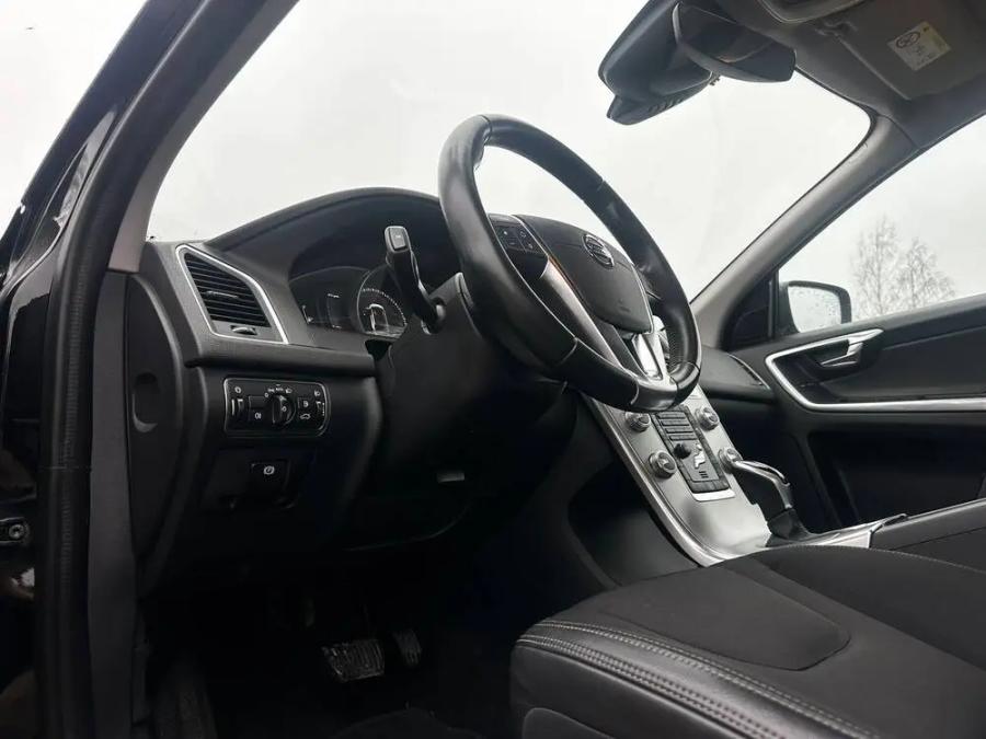 Black Volvo XC60 2017 in Jelgava, with an engine capacity of 2.40 L and mileage of 263 thousand km for 13990 €, photo 9 on AUTOMOTO.COM.LV