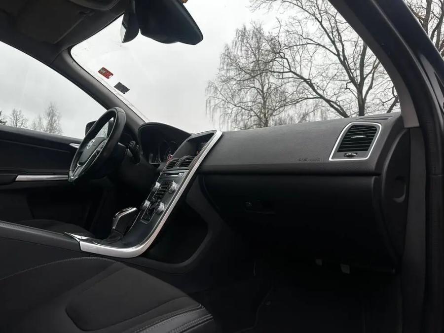 Black Volvo XC60 2017 in Jelgava, with an engine capacity of 2.40 L and mileage of 263 thousand km for 13990 €, photo 11 on AUTOMOTO.COM.LV