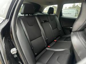 Black Volvo XC60 2017 in Jelgava, with an engine capacity of 2.40 L and mileage of 263 thousand km for 13990 €, photo 12 on AUTOMOTO.COM.LV