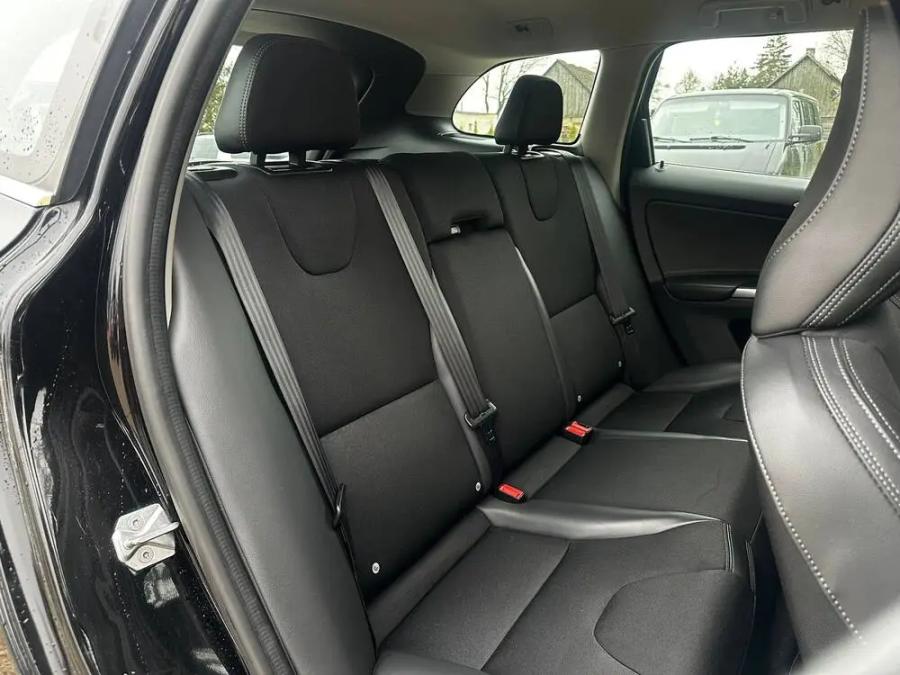 Black Volvo XC60 2017 in Jelgava, with an engine capacity of 2.40 L and mileage of 263 thousand km for 13990 €, photo 12 on AUTOMOTO.COM.LV