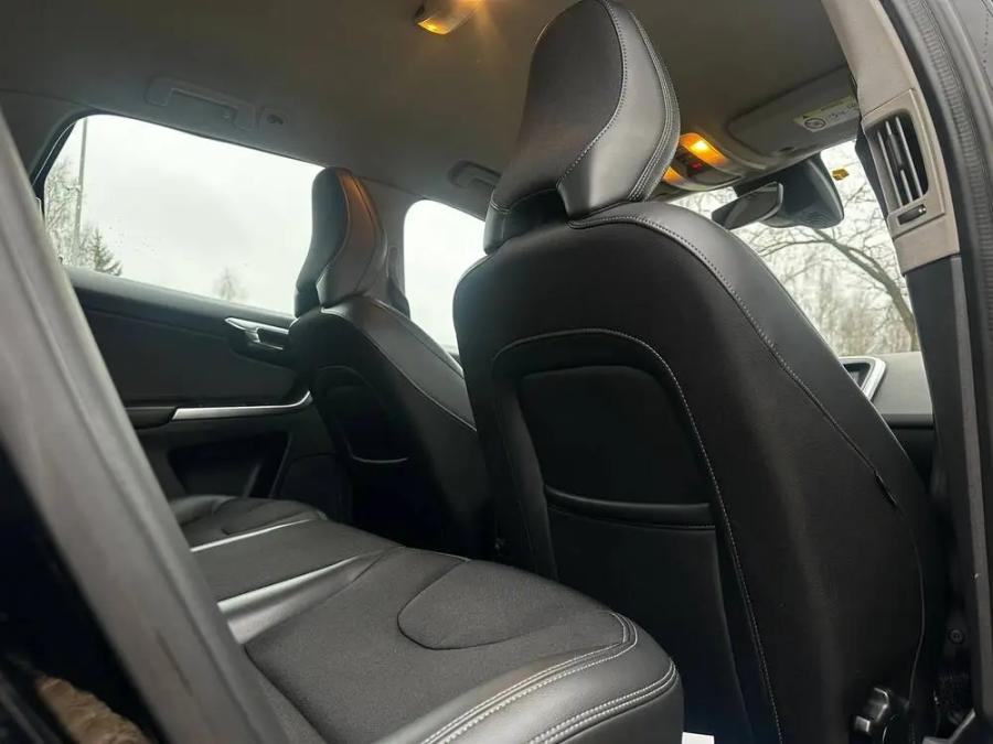 Black Volvo XC60 2017 in Jelgava, with an engine capacity of 2.40 L and mileage of 263 thousand km for 13990 €, photo 13 on AUTOMOTO.COM.LV