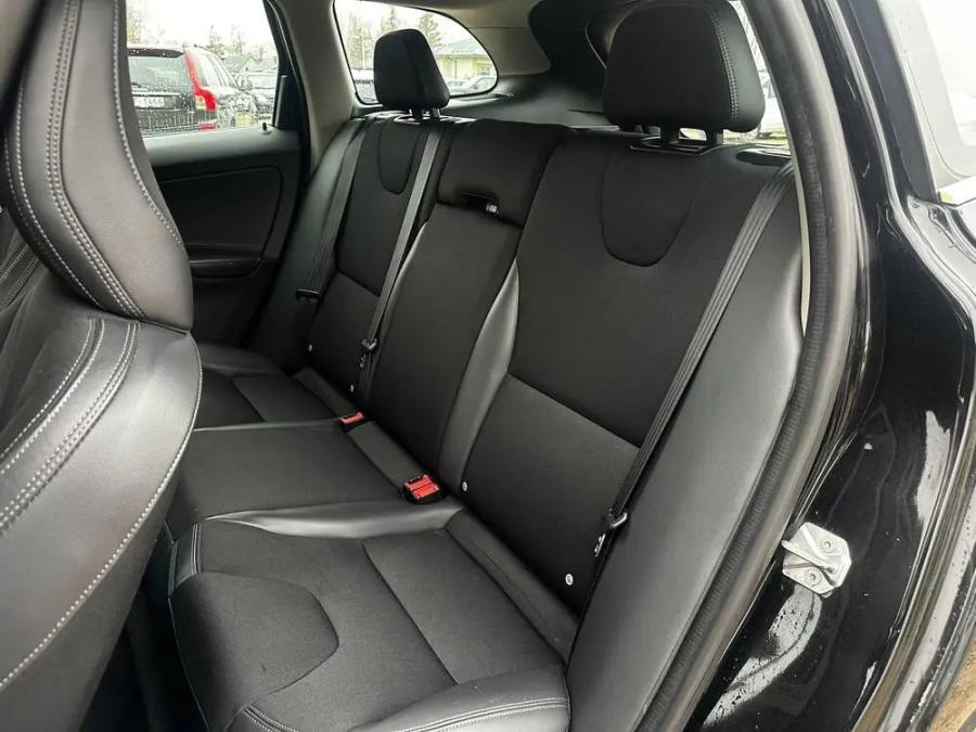 Black Volvo XC60 2017 in Jelgava, with an engine capacity of 2.40 L and mileage of 263 thousand km for 13990 €, photo 14 on AUTOMOTO.COM.LV