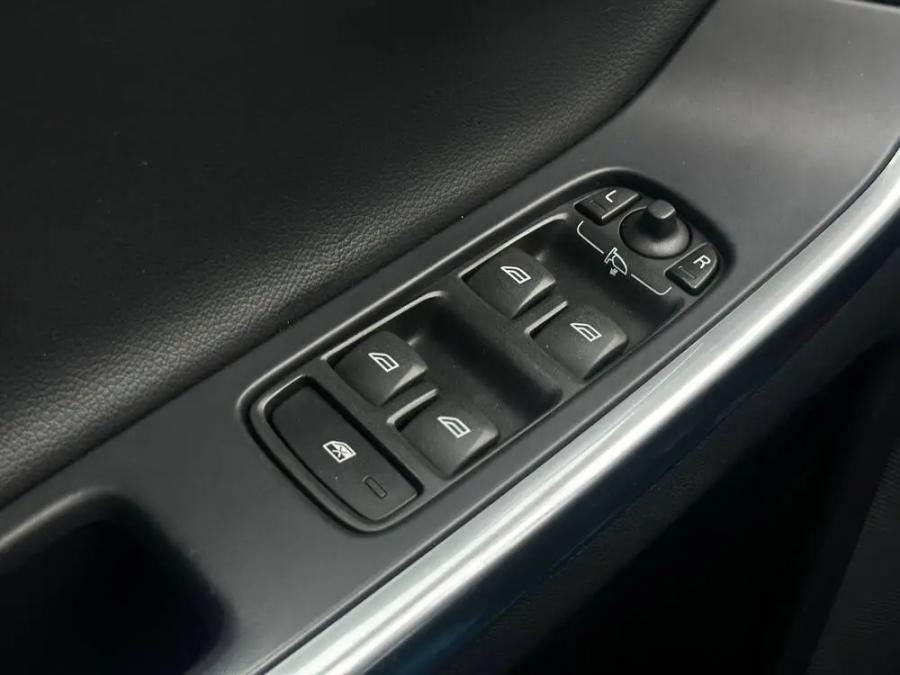 Black Volvo XC60 2017 in Jelgava, with an engine capacity of 2.40 L and mileage of 263 thousand km for 13990 €, photo 16 on AUTOMOTO.COM.LV