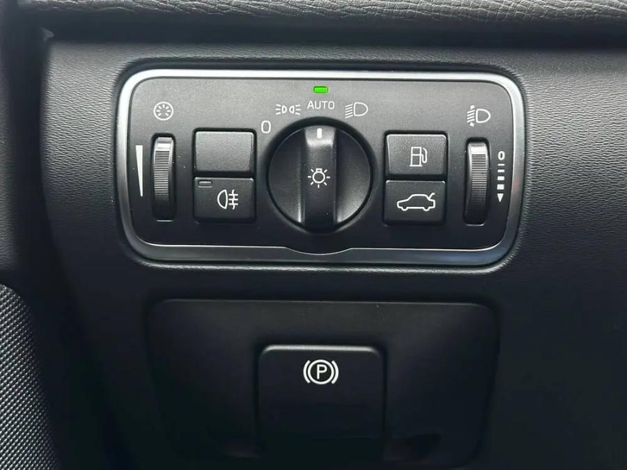Black Volvo XC60 2017 in Jelgava, with an engine capacity of 2.40 L and mileage of 263 thousand km for 13990 €, photo 17 on AUTOMOTO.COM.LV