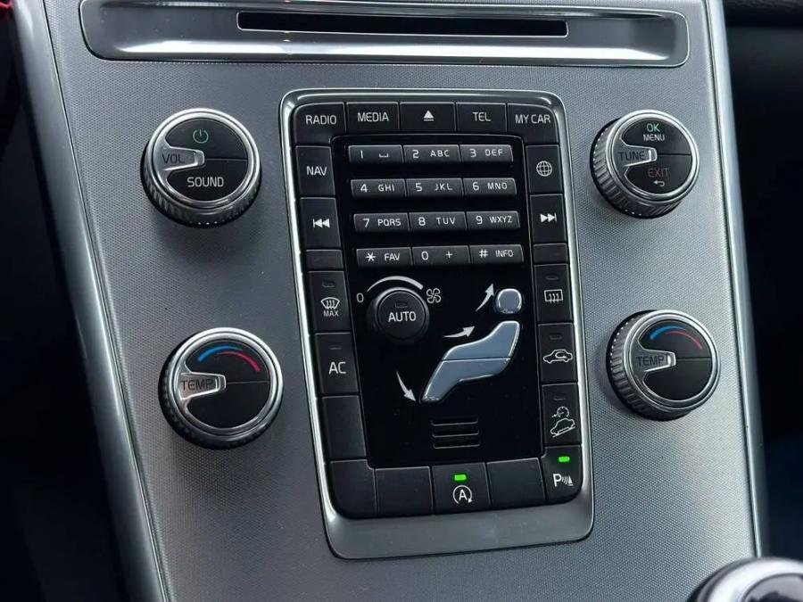 Black Volvo XC60 2017 in Jelgava, with an engine capacity of 2.40 L and mileage of 263 thousand km for 13990 €, photo 24 on AUTOMOTO.COM.LV