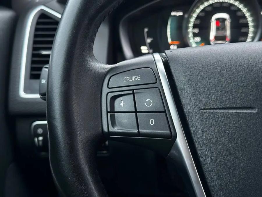 Black Volvo XC60 2017 in Jelgava, with an engine capacity of 2.40 L and mileage of 263 thousand km for 13990 €, photo 26 on AUTOMOTO.COM.LV